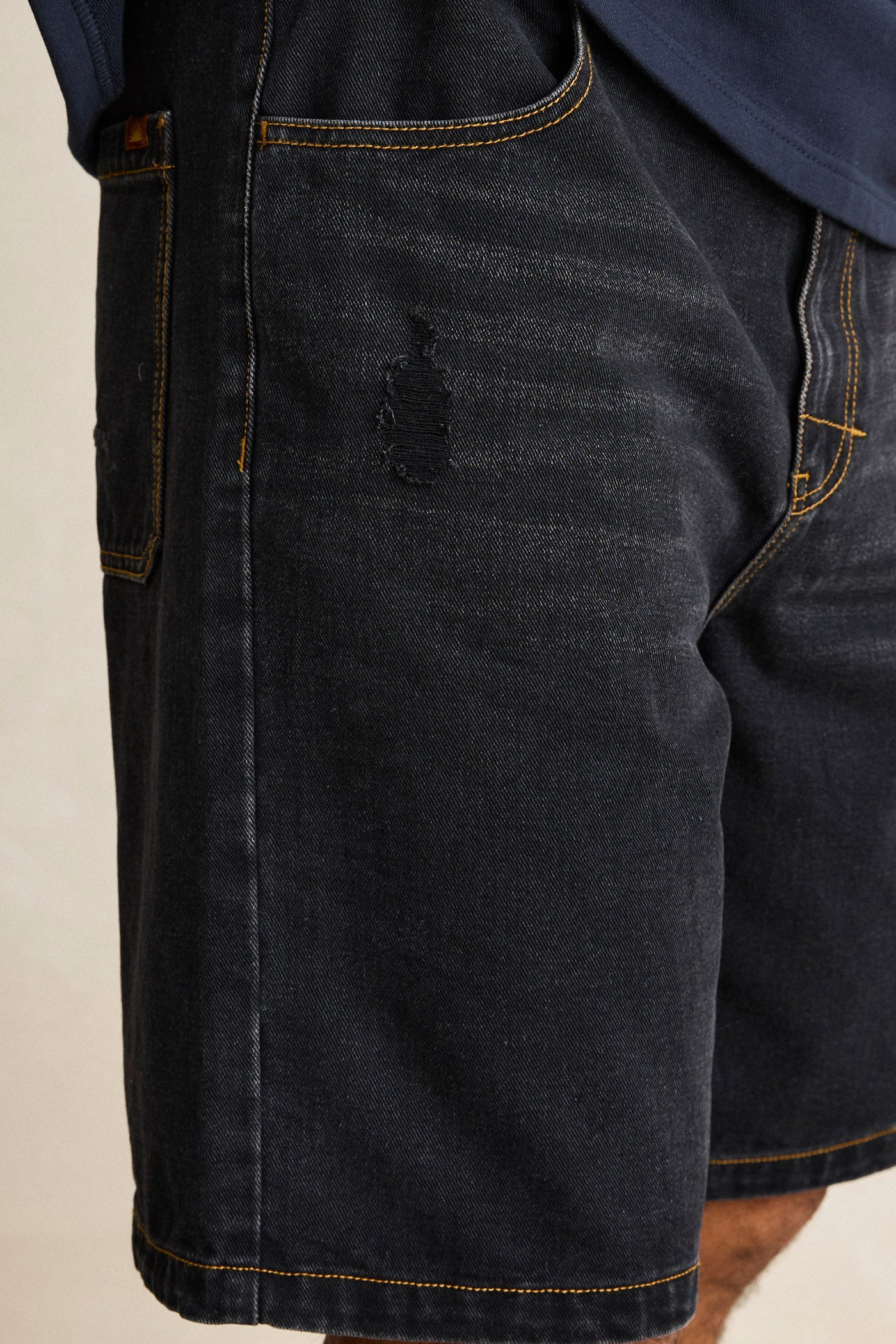 Subtle Distress Short Worn Black – Rhythm