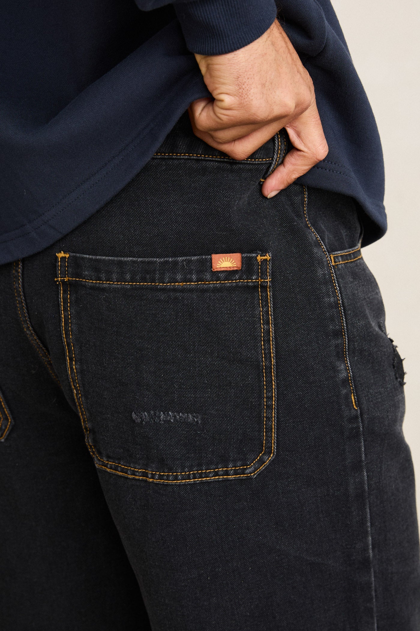 Subtle Distress Short Worn Black – Rhythm